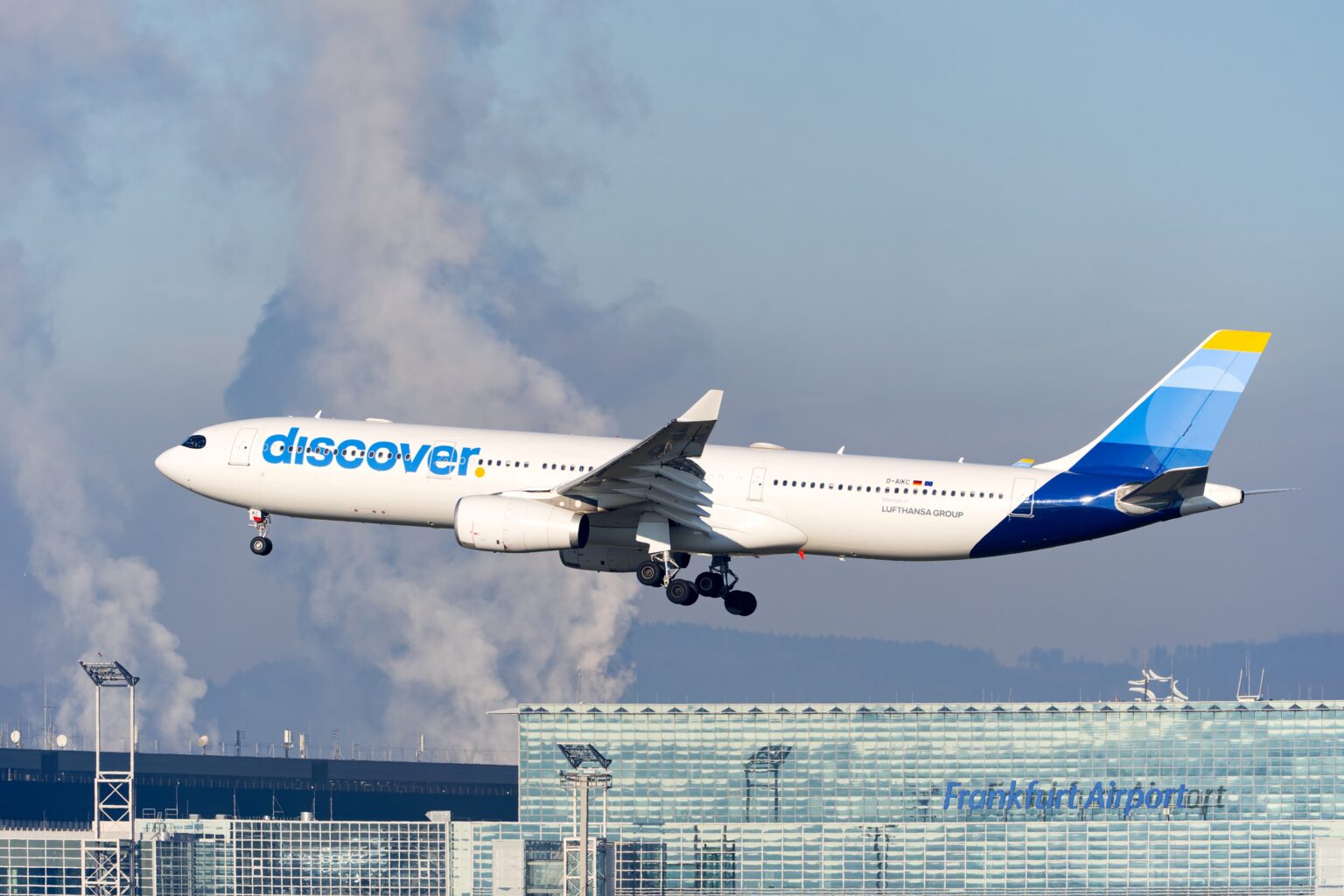 Flight Attendant Rushed Elderly Woman Down Wet Airstairs Causing Her to ...